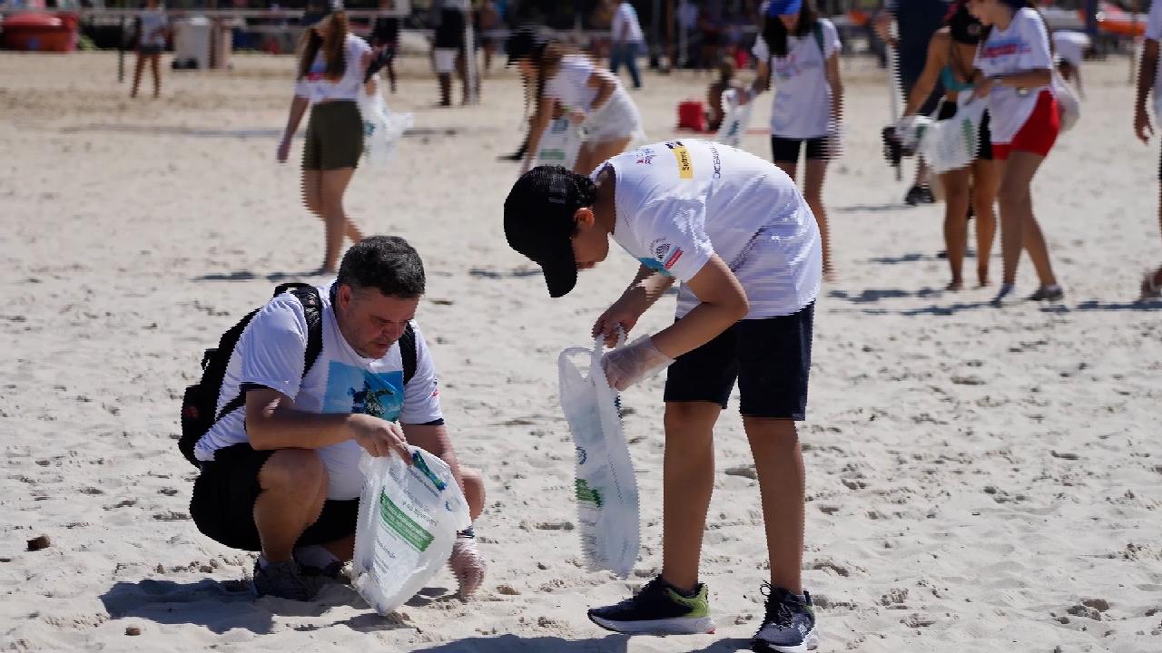 Beach cleanup in Brazil highlights dangers of plastic pollution - CGTN